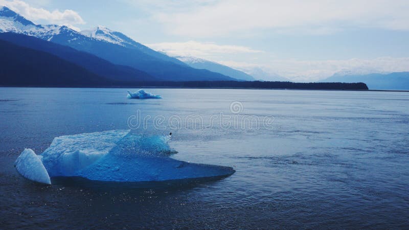 Eis-Klumpen in Alaska stockfoto. Bild von berge, einfrieren - 92315102