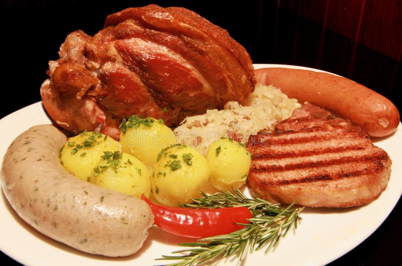 Eisbein und Wurstplatte stockfoto. Bild von würste, kartoffeln - 9354500