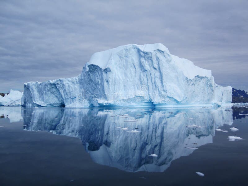 Spitze Des Eisbergs Im Antarktischen Wasser Eingefroren Stockfoto ...