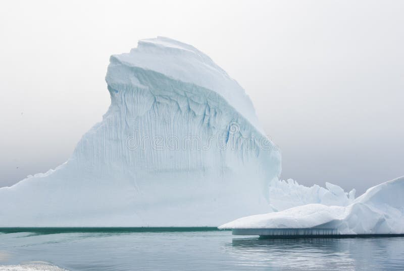 Spitze Des Eisbergs Im Antarktischen Wasser Eingefroren Stockfoto ...