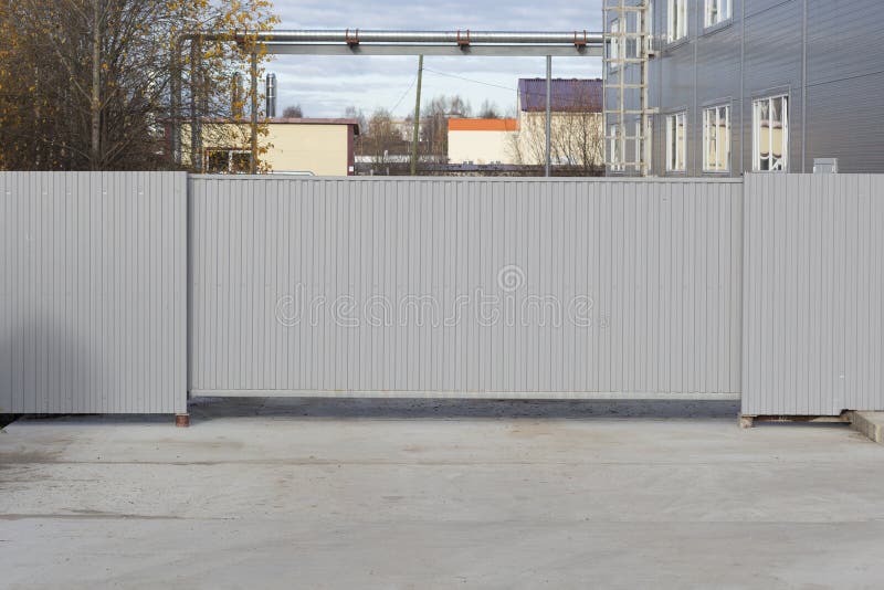 Eisentore Auf Rollern, Den Eisentoren Ihrer Wellpappe Und Ihres Eisens Stockbild - Bild von mode ...