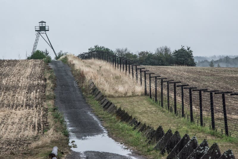 Eiserner Vorhang im cizov stockfoto. Bild von aufsatz - 62183572