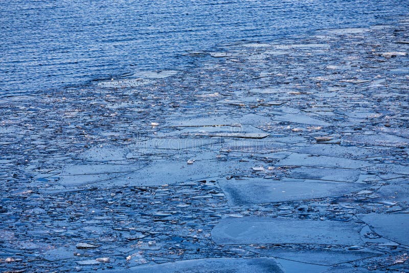 Eisschollen im Wasser stockbild. Bild von jahreszeit - 62238029