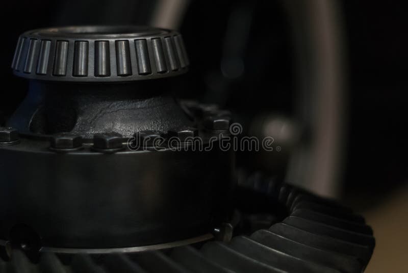 Eje Con El Rodamiento De Rodillos Y El Engranaje Hipoide Foto de ...