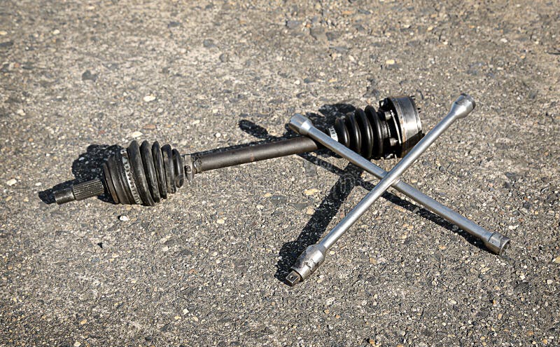 Eje Del Coche Del Wrenchand De La Rueda Foto de archivo - Imagen de ...