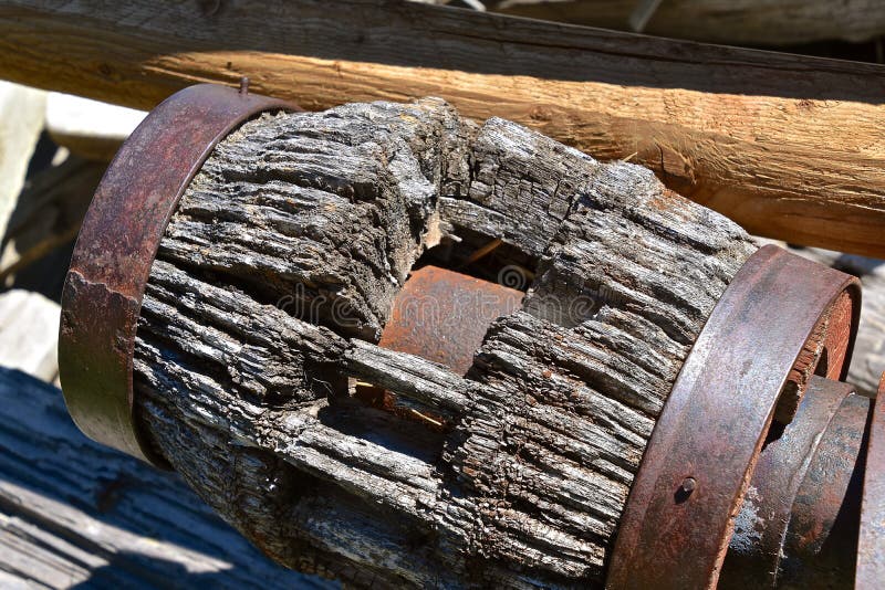 Eje Viejo De Una Rueda De Carro De Madera Imagen de archivo - Imagen de ...
