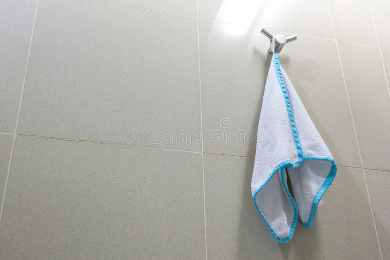 Toalla Colgada De Una Pared Blanca Foto de archivo - Imagen de metal ...