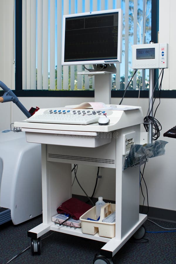 EKG Computer Im Medizinischen Labor Stockbild - Bild von fenster ...