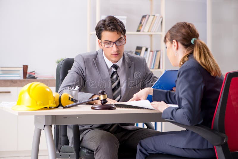 El Abogado Que Habla Con El Cliente En Oficina Foto de archivo - Imagen ...
