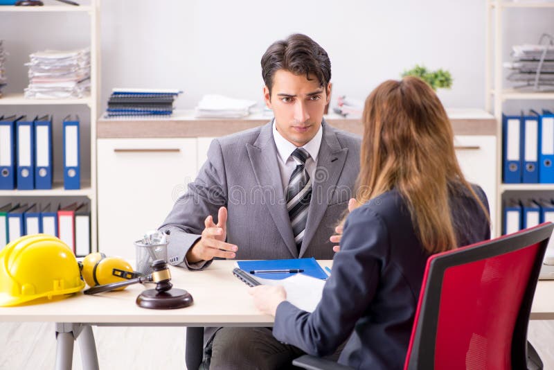 El Abogado Que Habla Con El Cliente En Oficina Imagen de archivo ...