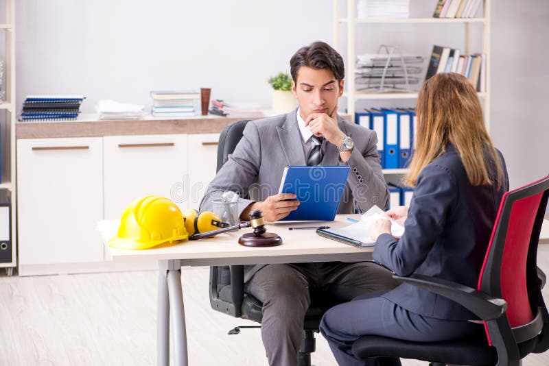 El Abogado Que Habla Con Su Cliente En Oficina Imagen de archivo ...