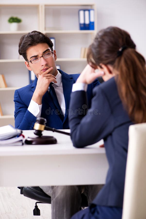 El Abogado Que Habla Con Su Cliente En Oficina Imagen de archivo ...