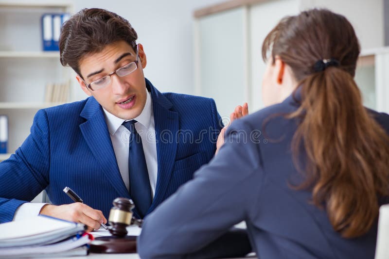 El Abogado Que Habla Con Su Cliente En Oficina Foto de archivo - Imagen ...