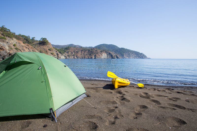 El Acampar En La Playa En La Puesta Del Sol Foto de archivo - Imagen de ...
