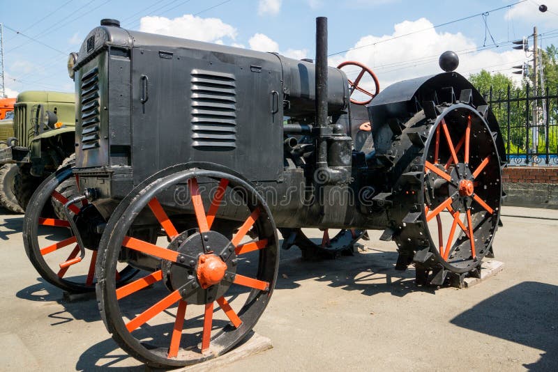 Grandes Ruedas De Un Tractor Sobre El Suelo Imagen de archivo - Imagen ...