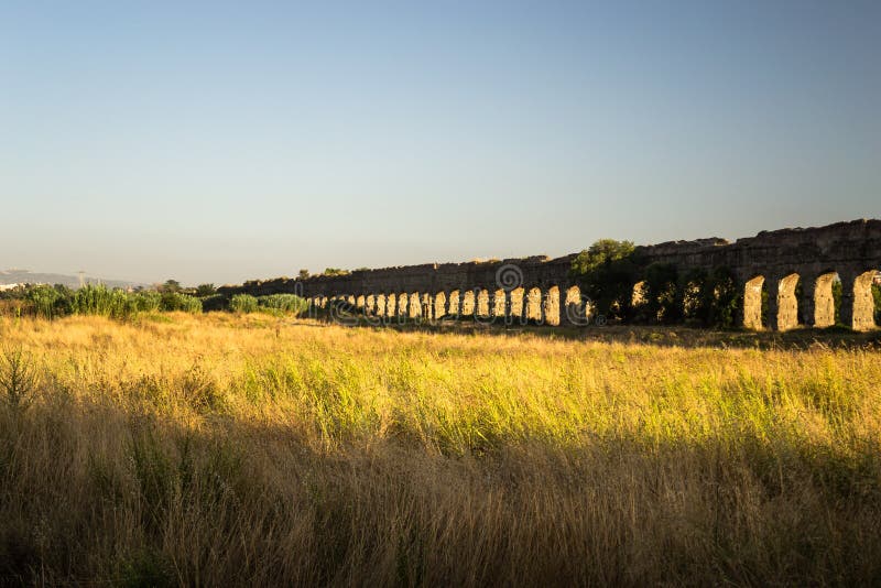 El Acueducto De Appio Claudio En Roma Imagen de archivo - Imagen de ...