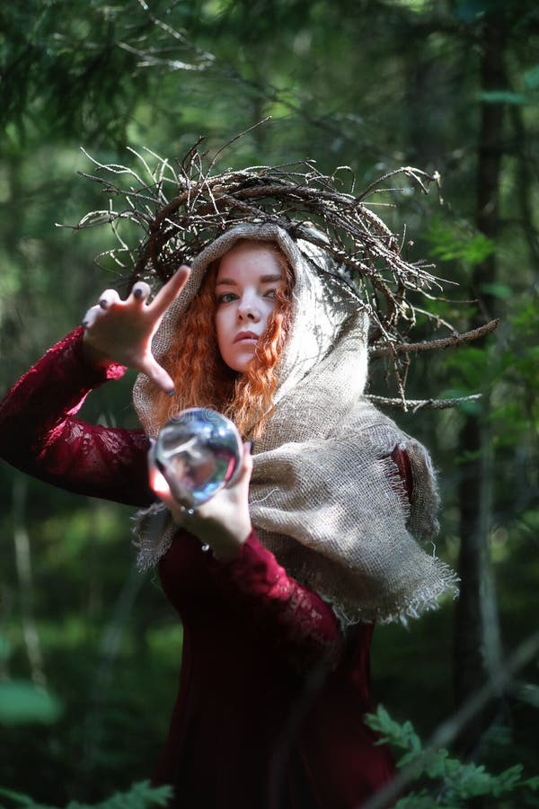 El Adivino Conduce Un Ritual Imagen de archivo - Imagen de negro ...