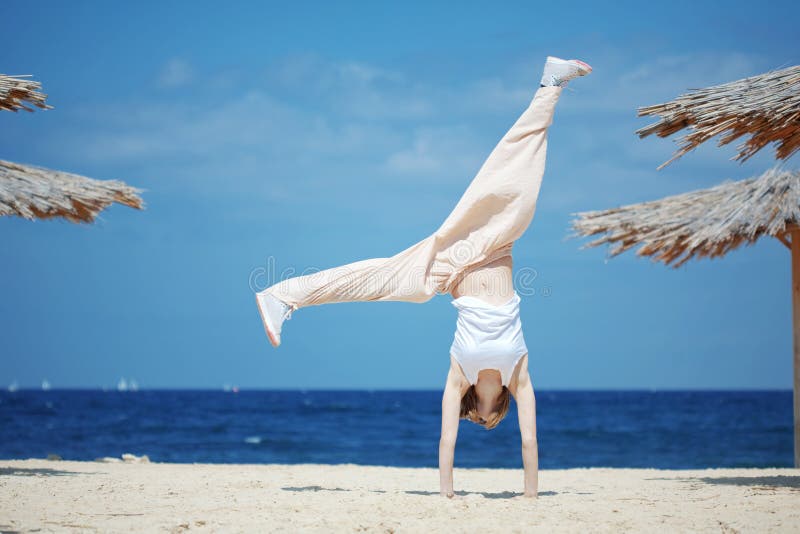 El Adolescente Que Salta En La Playa Imagen de archivo - Imagen de ...