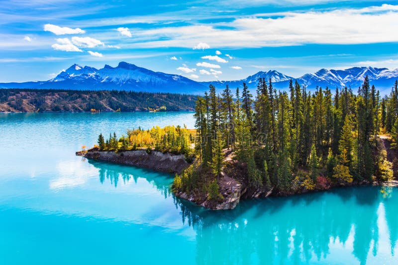 El Agua De La Turquesa Refleja El Cielo Foto de archivo - Imagen de ...