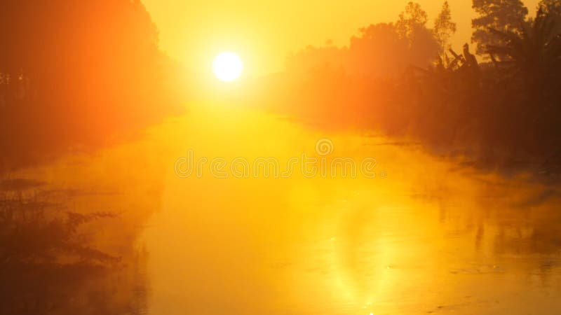 El Amanecer En El Río Con Rocío Imagen de archivo - Imagen de azul ...