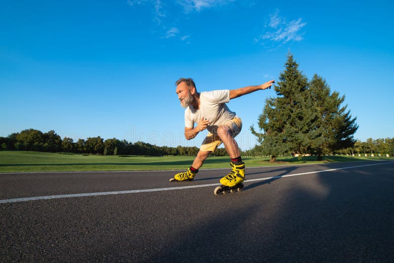 El Anciano Pateando En El Callejón. Foto de archivo - Imagen de ...