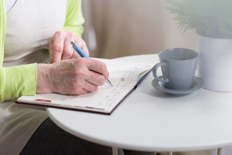 El anotar en cuaderno imagen de archivo. Imagen de empresario - 55658385