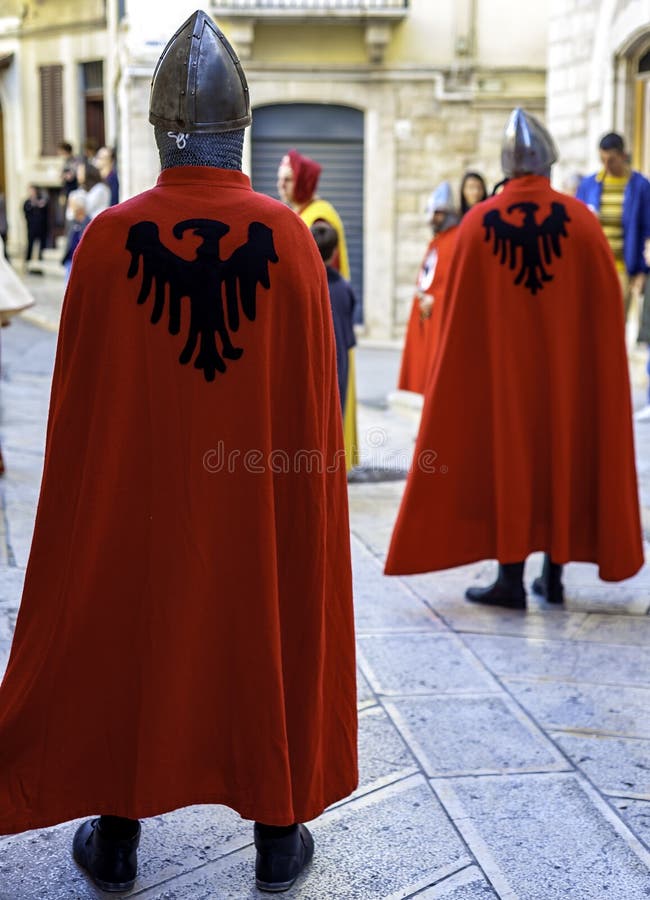 El Aparecer En Ropa Medieval Imagen de archivo editorial - Imagen de ...
