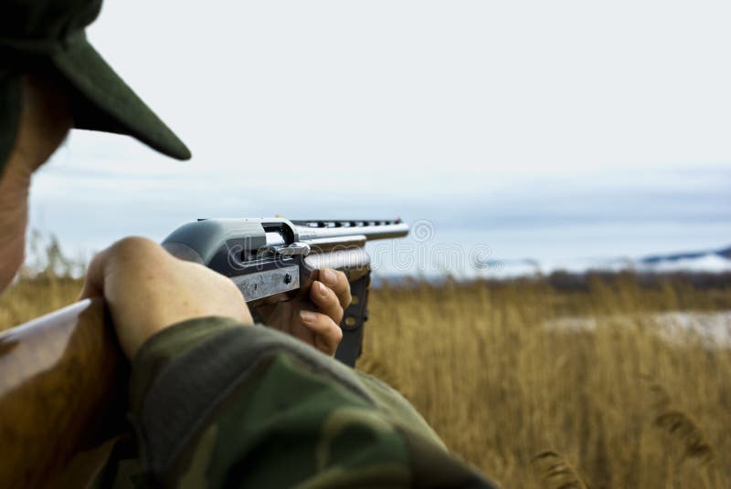 Hombre que apunta el arma imagen de archivo. Imagen de terror - 7557241