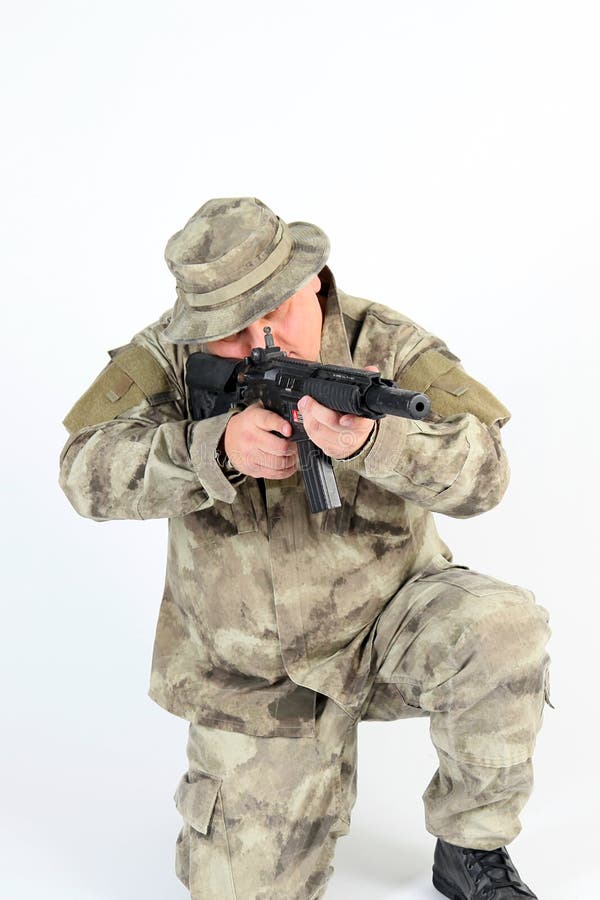 El apuntar del soldado imagen de archivo. Imagen de armado - 65545487
