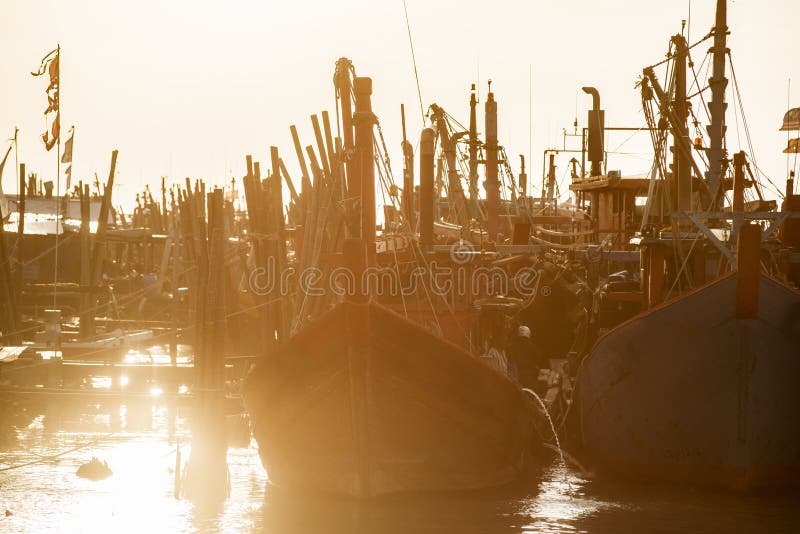 El Atracar De Madera Tradicional De Los Barcos De Pesca Imagen de ...