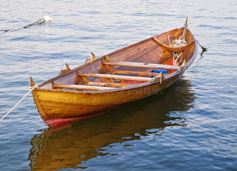 Un Barco Hecho De La Madera Con Una Barra Imagen de archivo - Imagen de ...