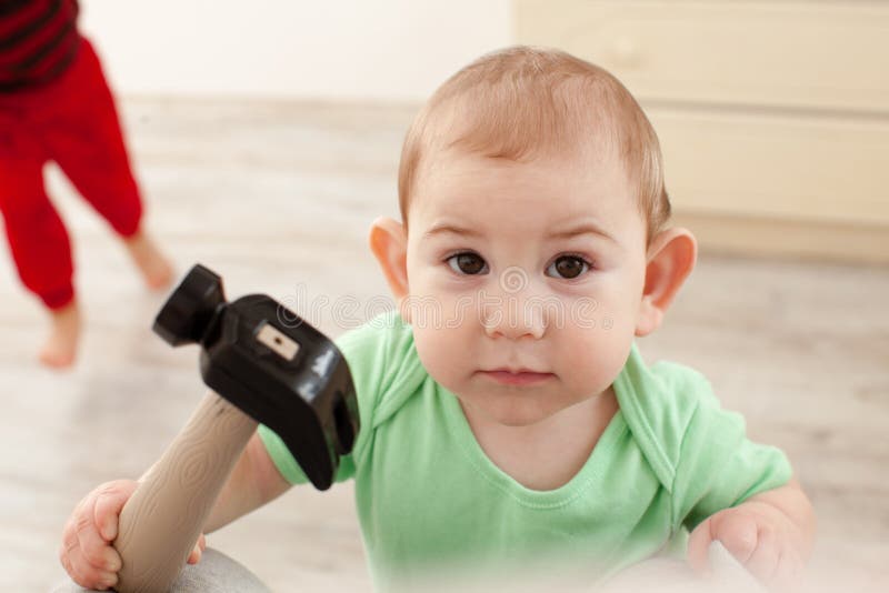 Niño Pequeño En El Casco Del Constructor Que Sostiene El Martillo Del ...
