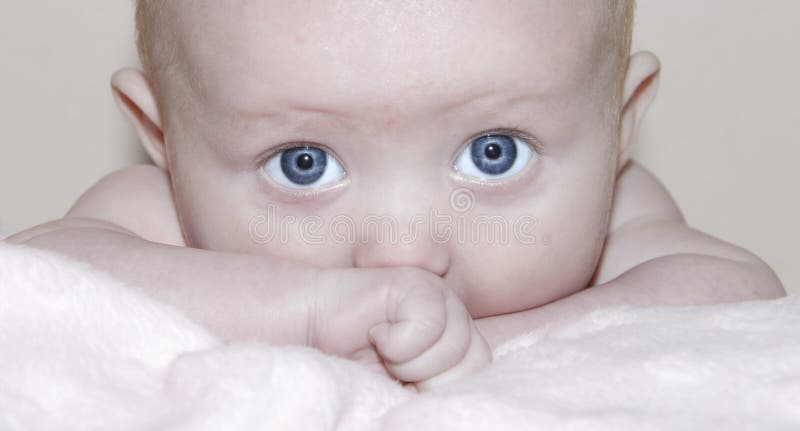 El bebé eyes el retrato foto de archivo. Imagen de poco - 17904048