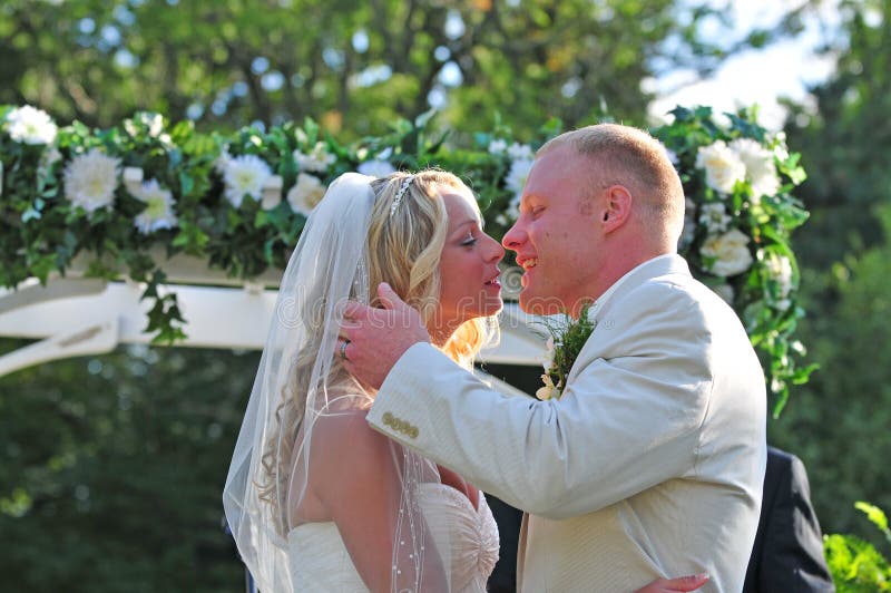 El besarse imagen de archivo. Imagen de feliz, hombre - 10718969