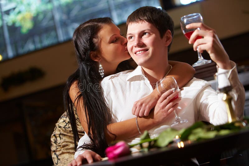 El besarse foto de archivo. Imagen de celebre, hombre - 17787796