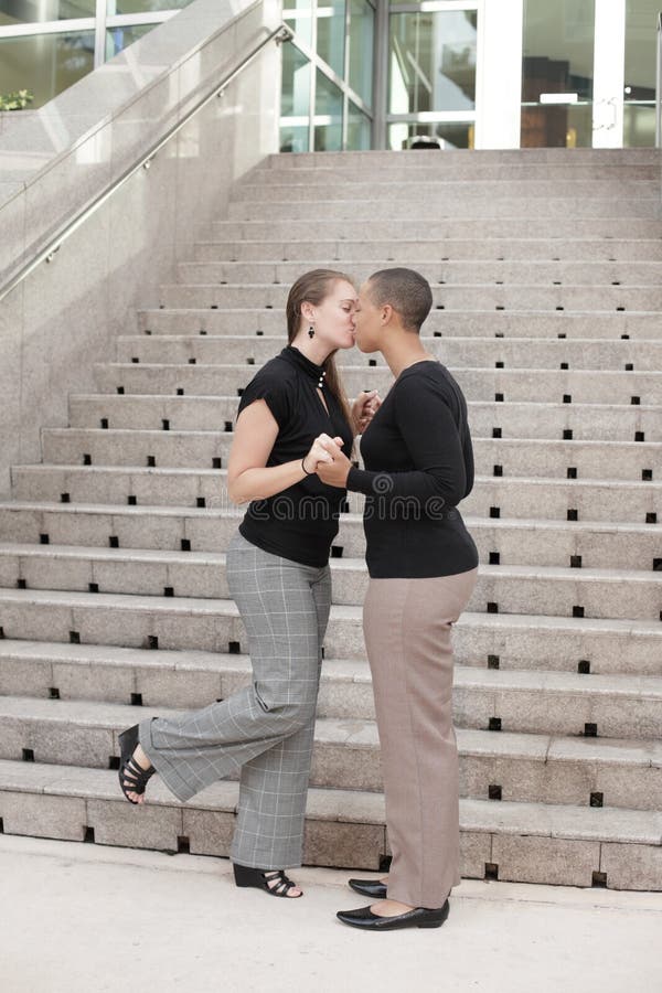 El besarse de dos mujeres imagen de archivo. Imagen de amor - 15203771