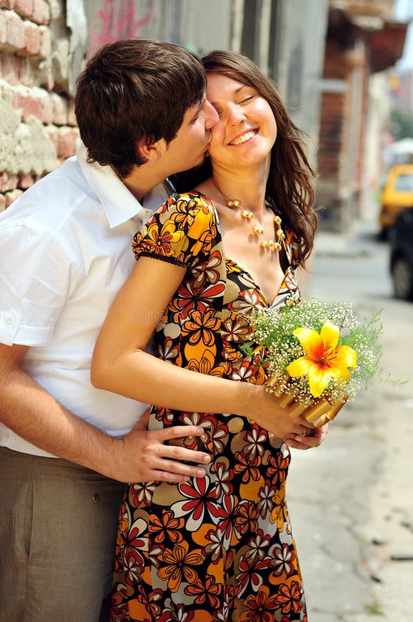 El besarse de los pares imagen de archivo. Imagen de felicidad - 6060399