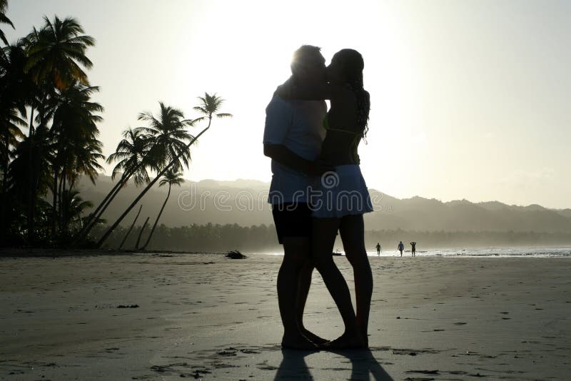 El besarse de los pares foto de archivo. Imagen de feliz - 8700638