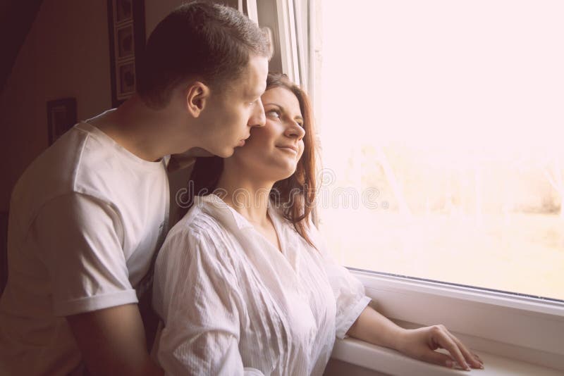 El besarse de ?ouple imagen de archivo. Imagen de novio - 27740865