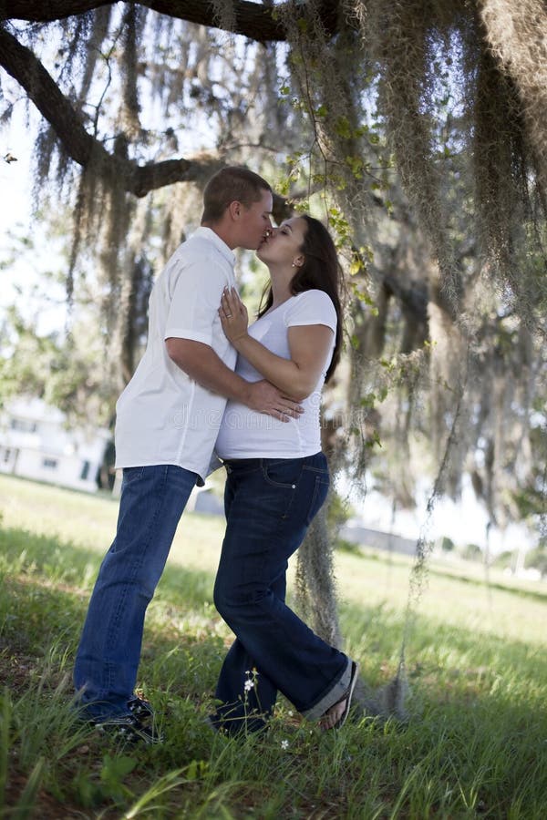 El Besarse Embarazado De Los Pares Imagen de archivo - Imagen de pares ...