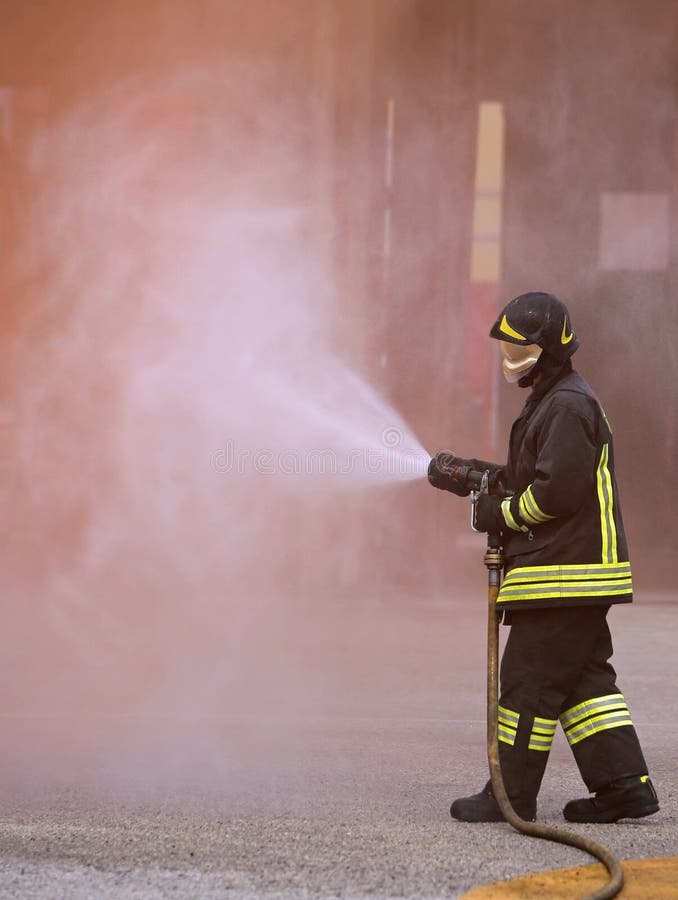 El Bombero Utiliza Un Extintor Para Extinguir Un Fuego Foto de archivo ...