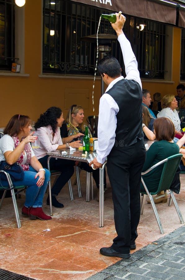 El Camarero Se Coloca Detrás De Barra En El Aeropuerto De Belgrado ...