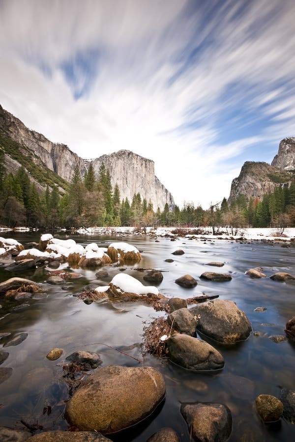 EL Capitan E Parque Nacional De Yosemite Do Rio De Merced Foto de Stock ...