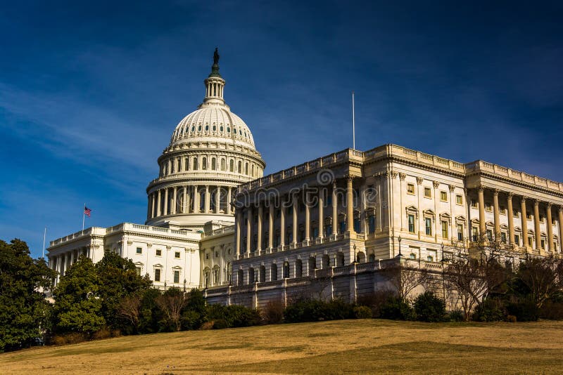 El Capitolio De Estados Unidos Que Refleja En Vidrio, En Washington, DC ...