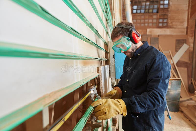 El Carpintero Corta La Madera Con La Sierra Vertical Del Panel Foto de ...