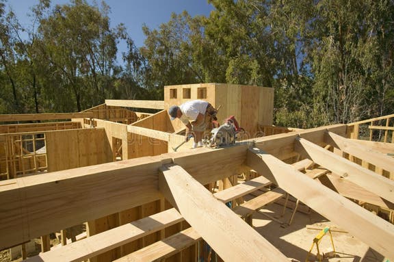 El Carpintero Martilla Clavos Imagen de archivo editorial - Imagen de ...