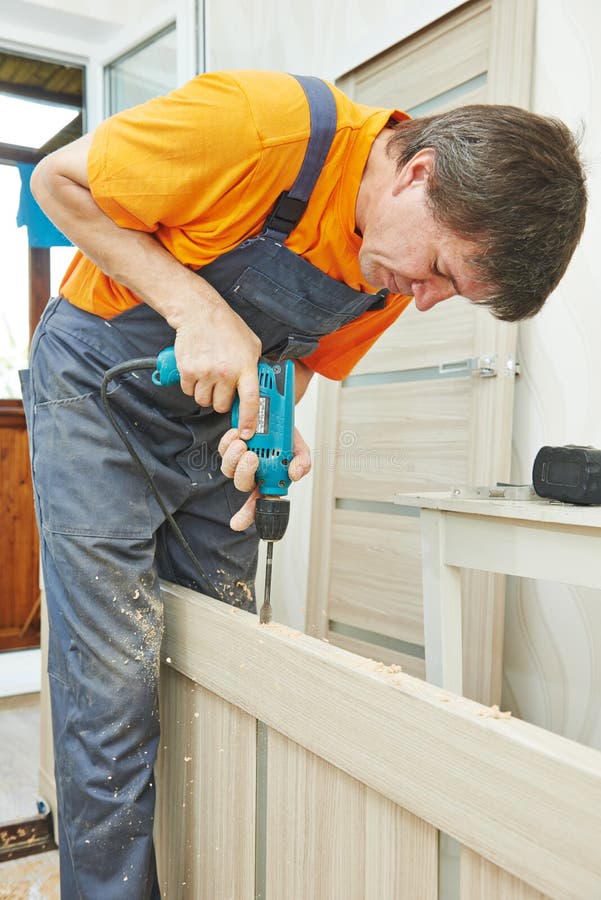 El Carpintero Trabaja Con El Taladro Imagen de archivo - Imagen de ...