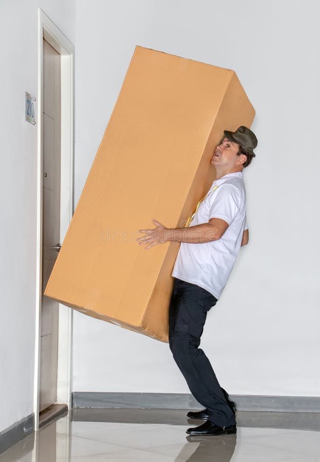 El Cartero Lleva Un Paquete Grande - Regalo Libre Imagen de archivo ...