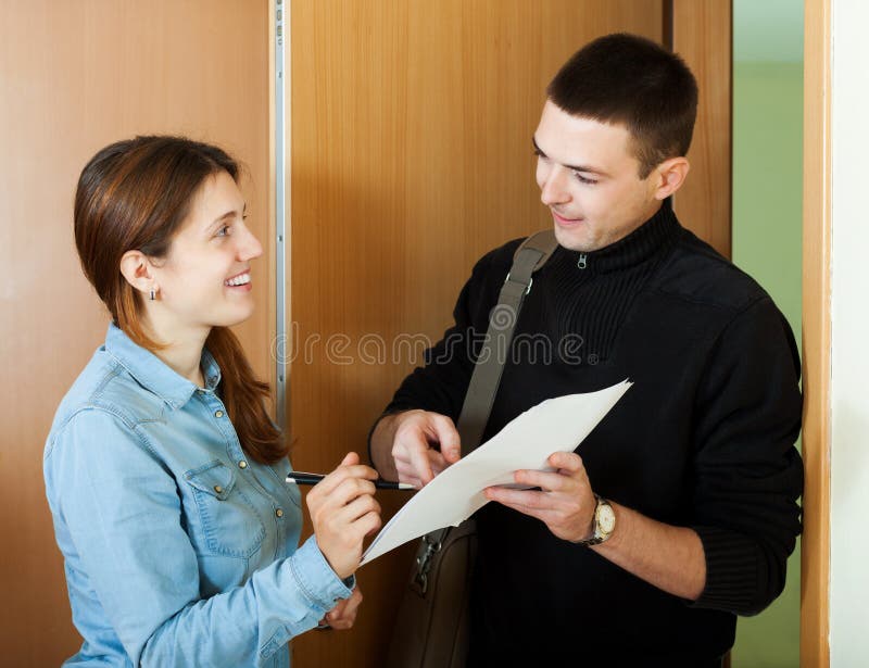 El cartero trajo la letra imagen de archivo. Imagen de interior - 46521651