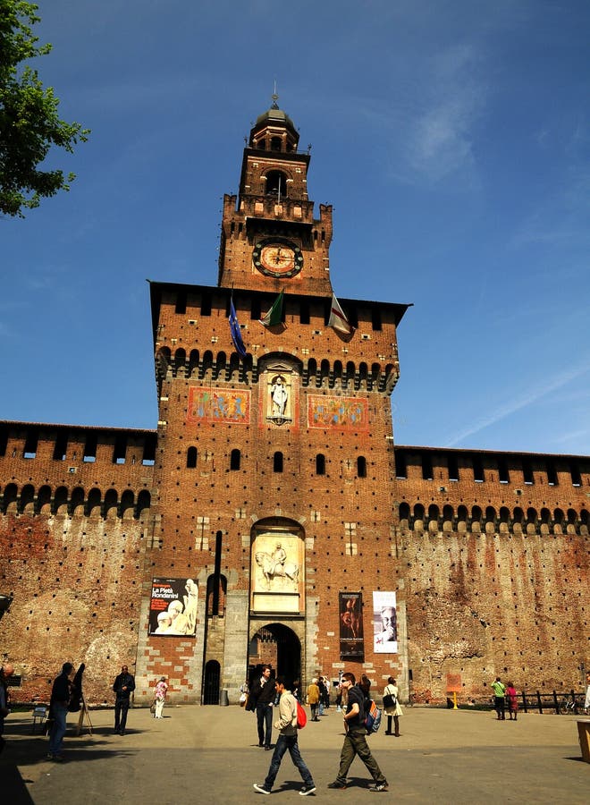 El Castello Sforzesco En Milano (Italia) Foto editorial - Imagen de ...